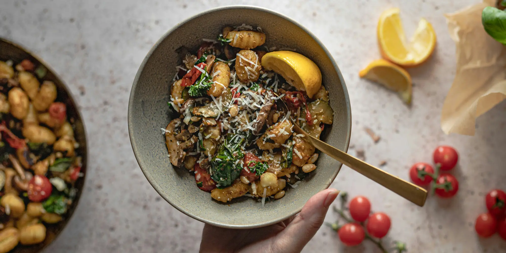 Gnocchi con funghi, pomodorini e pinoli - Tomat, svamp och pinje!